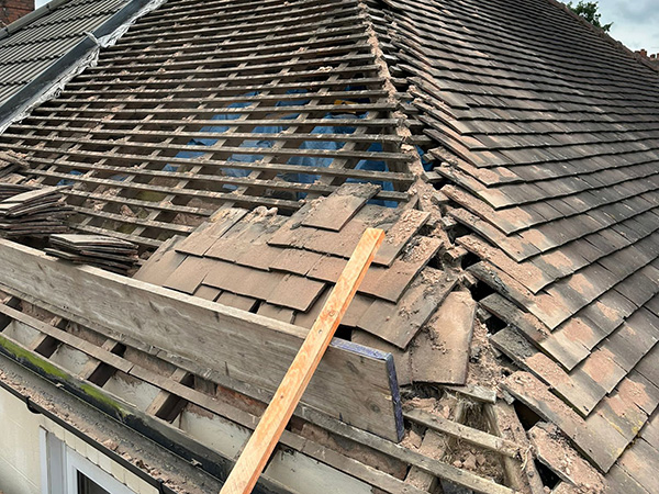 New roofs. Slate and tile roofs, Flat roofs in Manchester.
